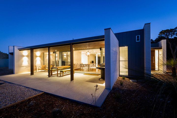 Wall and Wall House Uses Rammed Limestone for Style and Substance