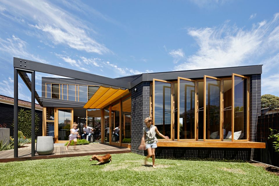 A Light-filled Annexe-like Addition Opens This Home Up to the Garden