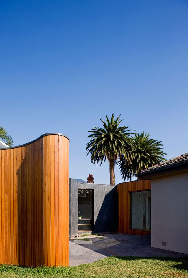 Boundary House Extension Grows to Create Internal Courtyard