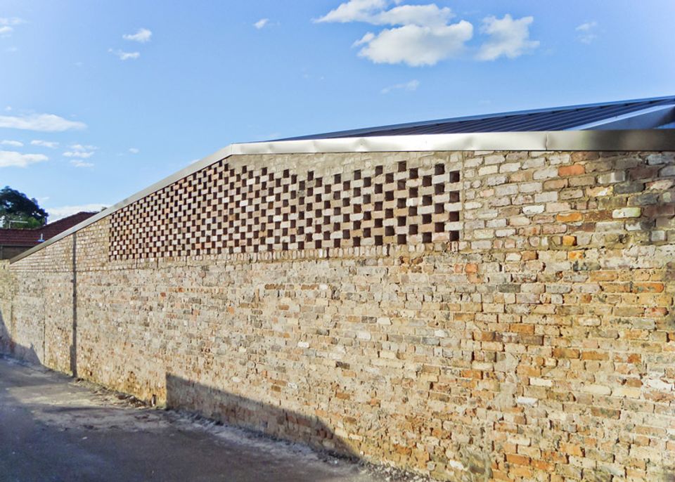 Five Courts House's Introverted Design Overcomes Its Gritty Site