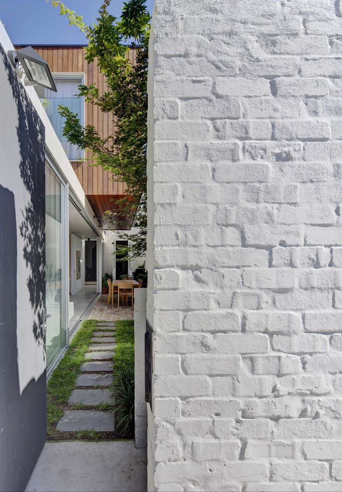 Long Courtyard House Challenged the Typical Terrace Configuration