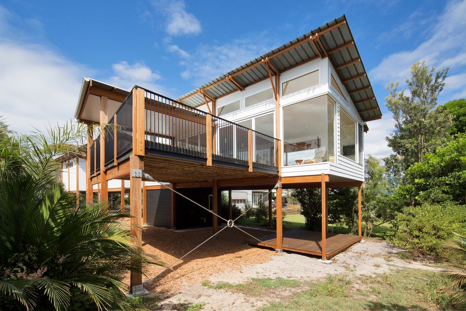 This Modern Beach House Design Celebrates its Spectacular Location