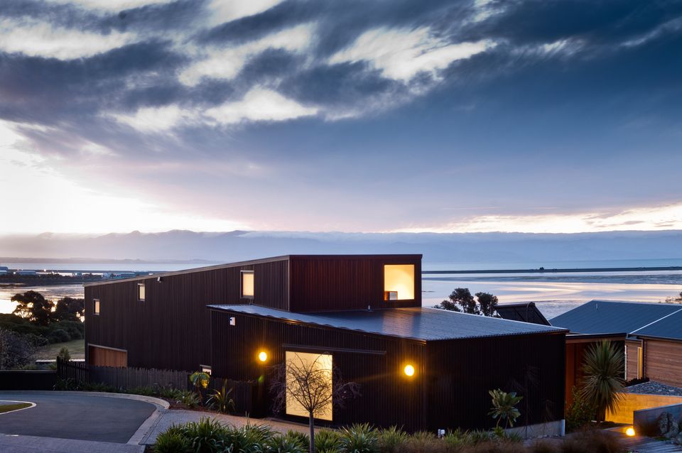 Warm NZ House Designed to Embrace the Sun and View of Tasman Bay