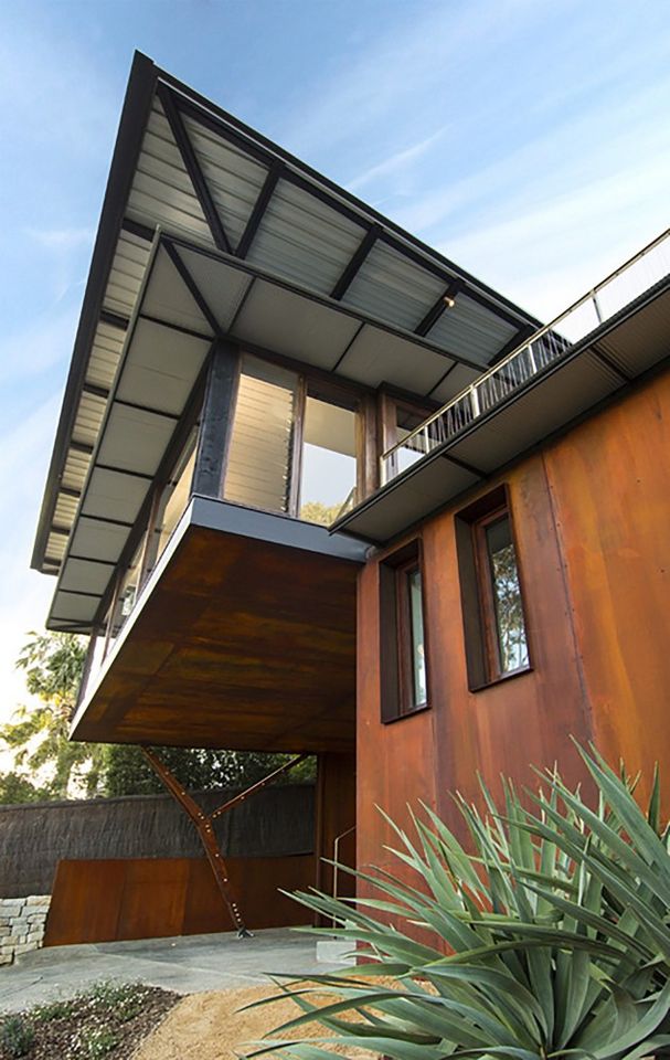 Pacific House Uses Burnt Timber and Rusting Steel to Dramatic Effect