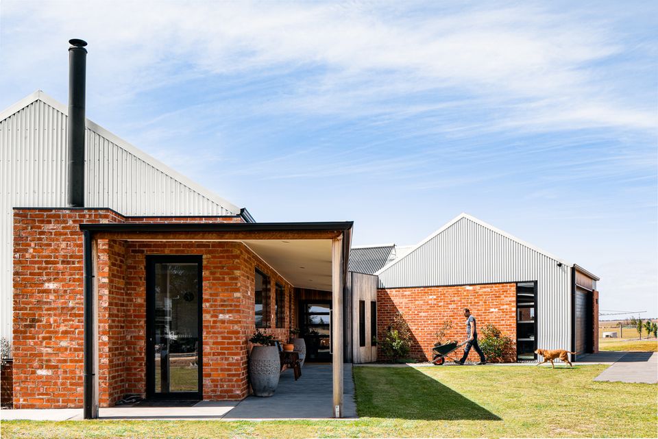 This Modern Farmhouse Is Adaptable and Celebrates a Stunning Location