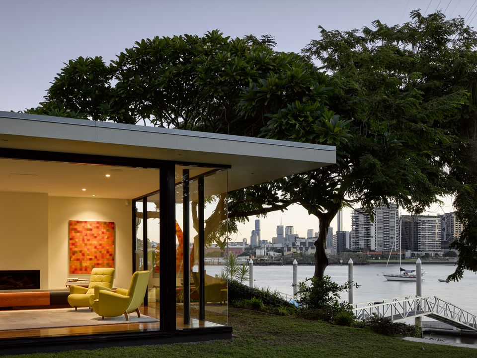 A Small Living Pavilion Brings Owners Closer to the River