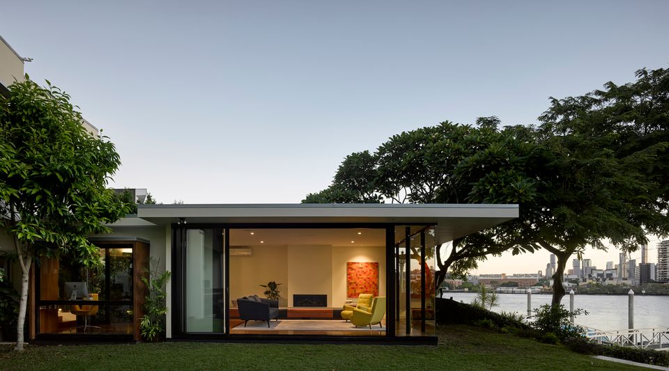 A Small Living Pavilion Brings Owners Closer to the River