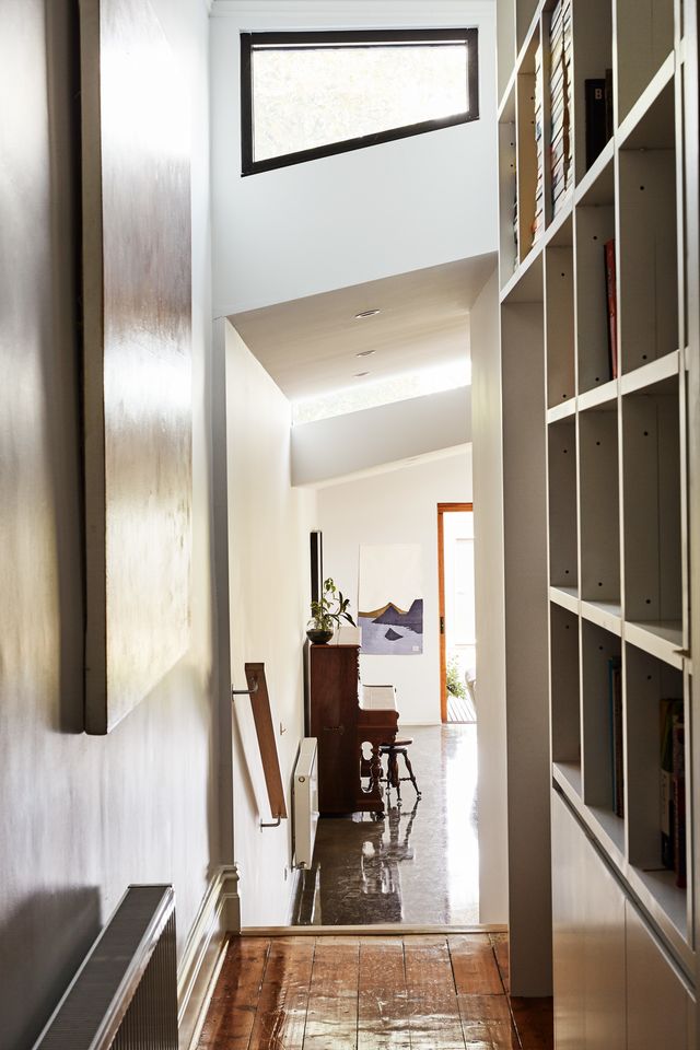 Split End House's Cranking and Splitting Roof Lets Light In