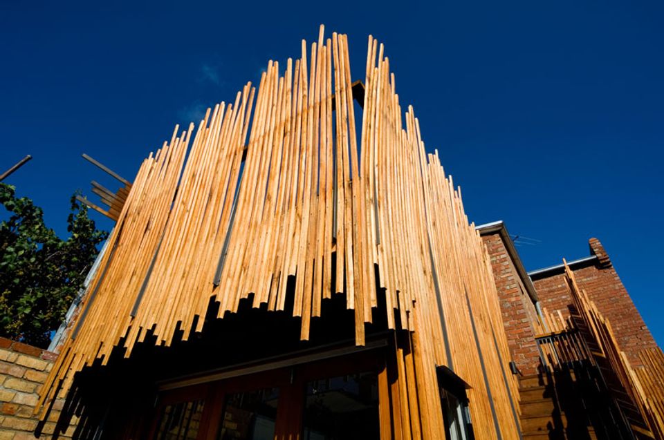 This House Overcomes the Sticky Issue of Building Over the Backyard…